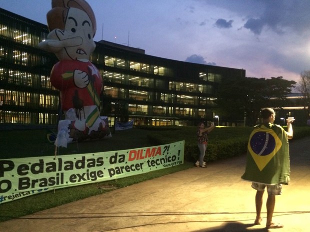 Manifestantes levam boneco inflável e faixas para porta do TCU | Blog ... Manifestantes levam boneco inflável e faixas para porta do TCU | Blog ...