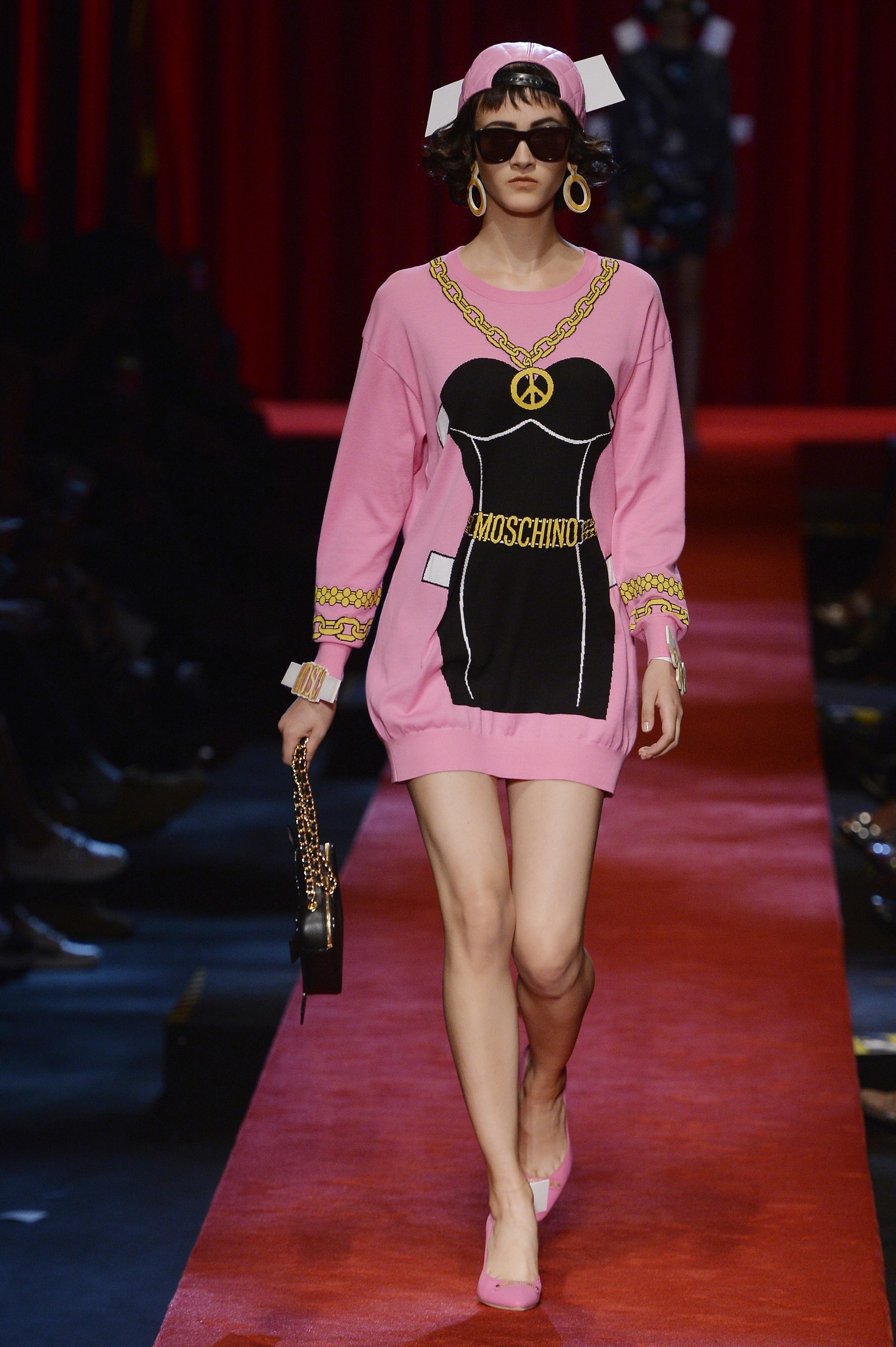 As divertidas paper dolls da Moschino | Desfiles | Vogue
