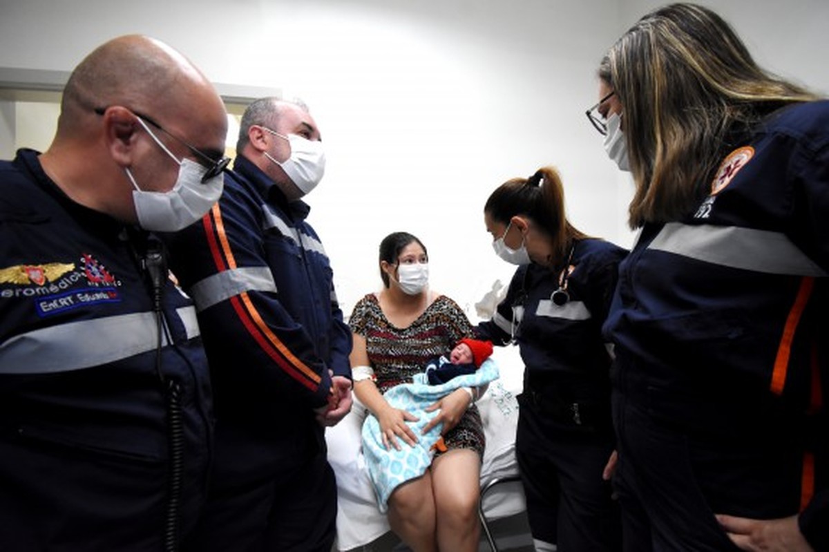 Bebê nasce dentro de ambulância em movimento e emociona socorristas em ...