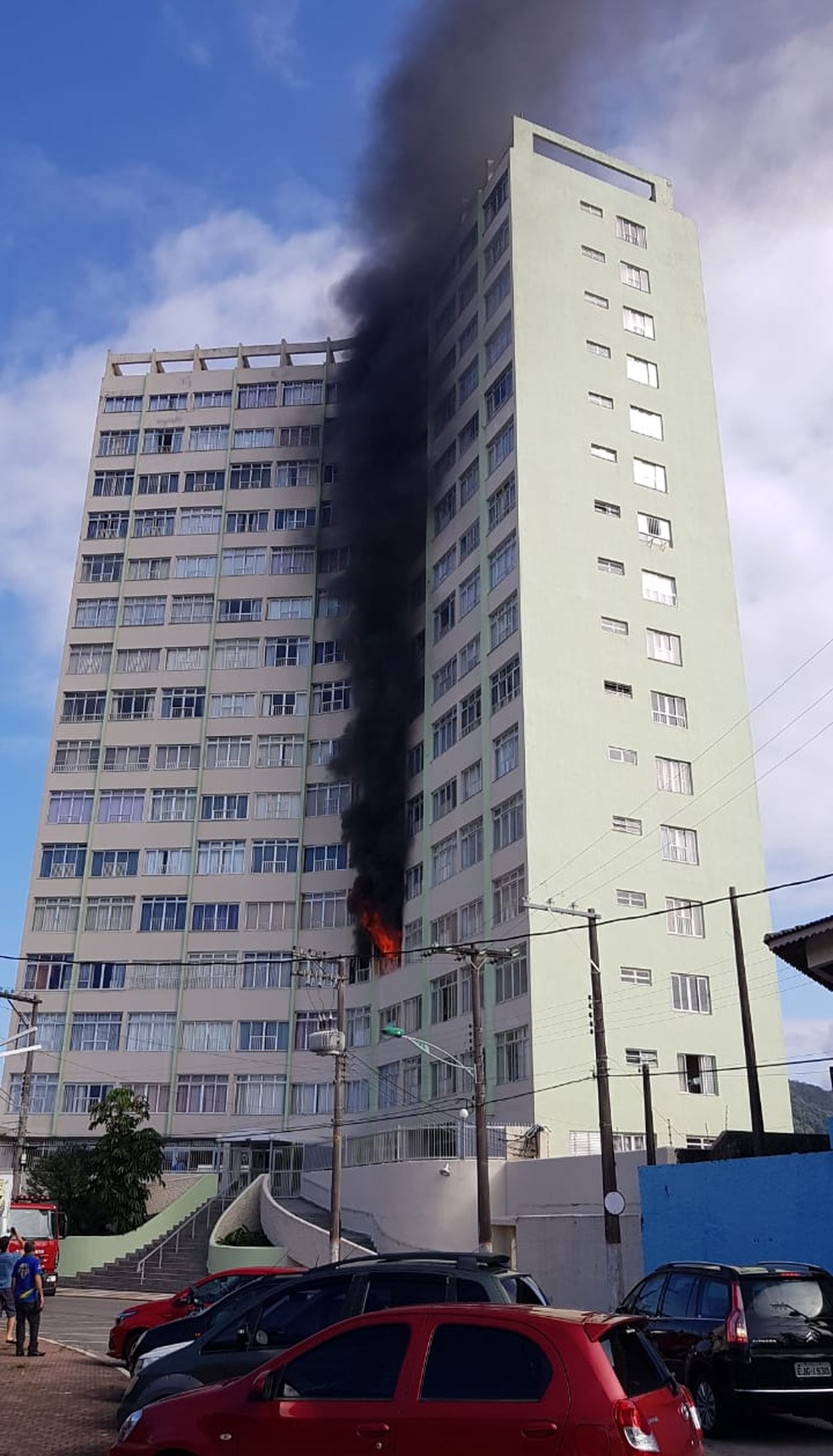 Incêndio mobiliza equipes dos bombeiros em prédio em Peruíbe, SP ...