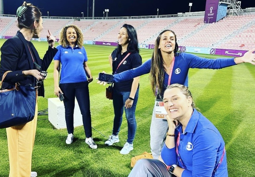 Carol Barcellos mostra bastidores da notícia ao lado de Karine Alves e Ana Thaís Mattos
