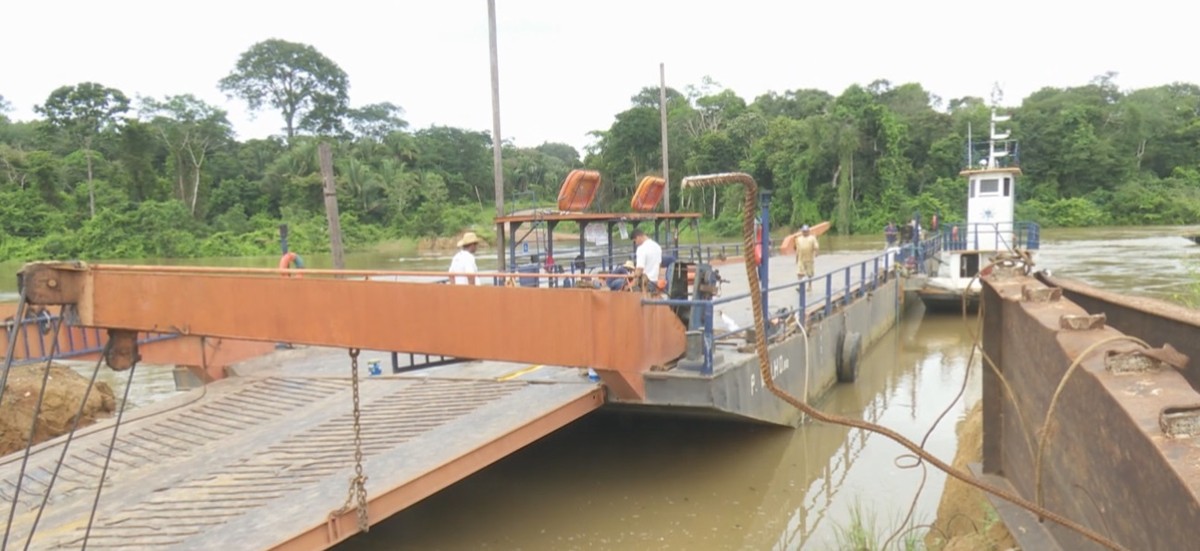 Marinha libera balsa que faz travessia de veículos pelo rio Jamari, em ...