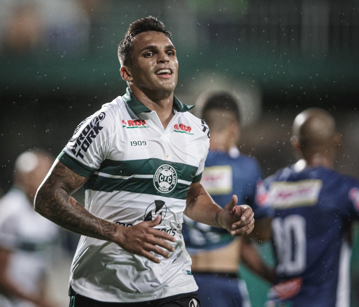 Robson segue com dores musculares e é dúvida para o Atletiba de domingo ...