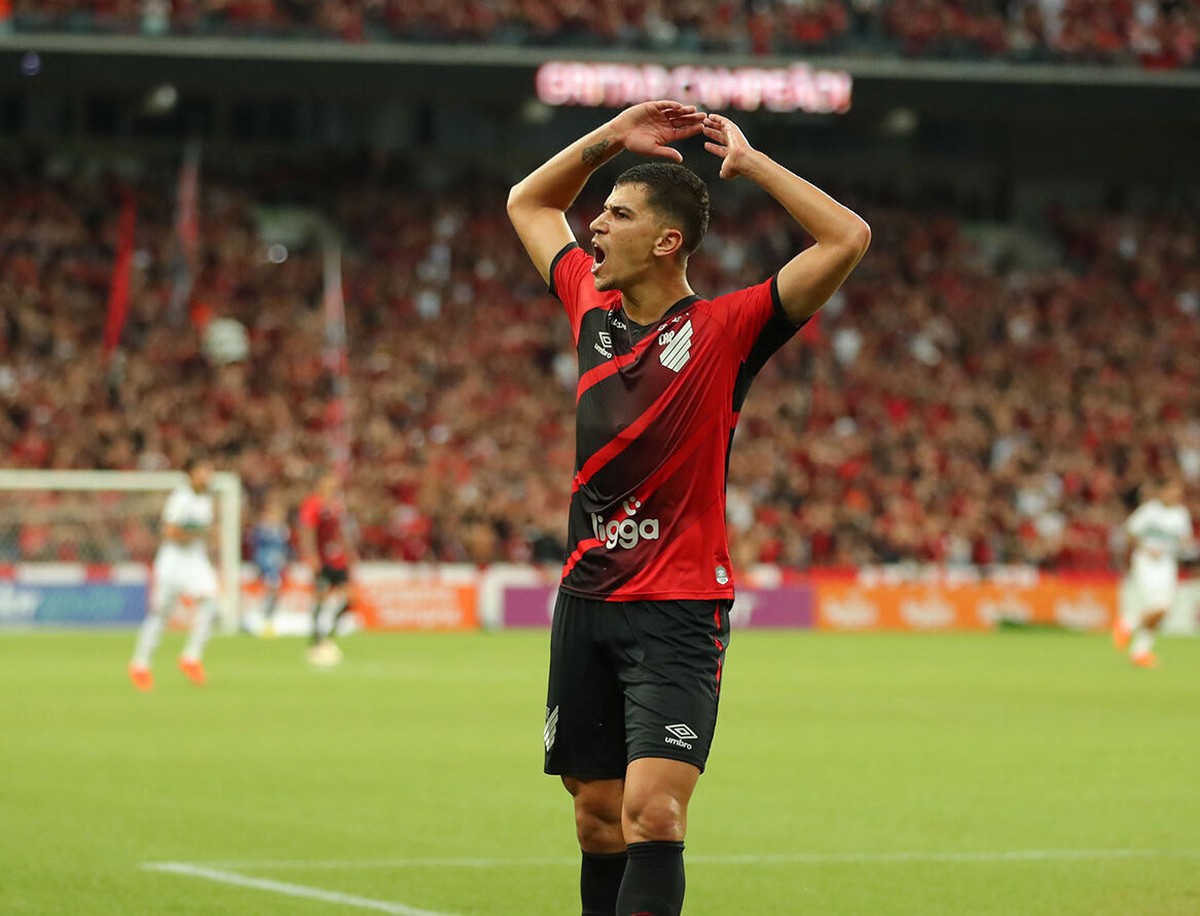 Vitor Bueno ganha espaço no Athletico e celebra sequência com Paulo ...