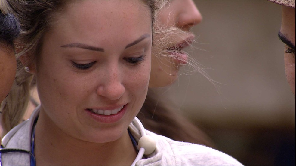 Jéssica recebe foto da família e se emociona | agora na casa | Gshow