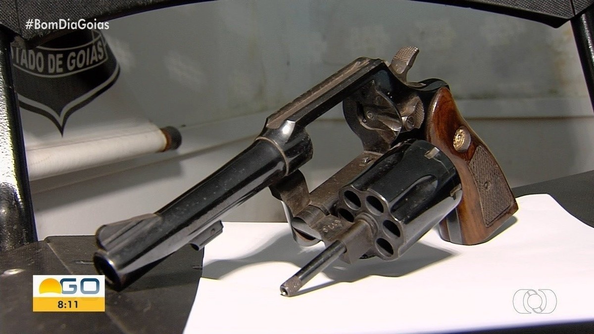 Pastor acha arma dentro de cesto para pedidos de orações em altar de ...