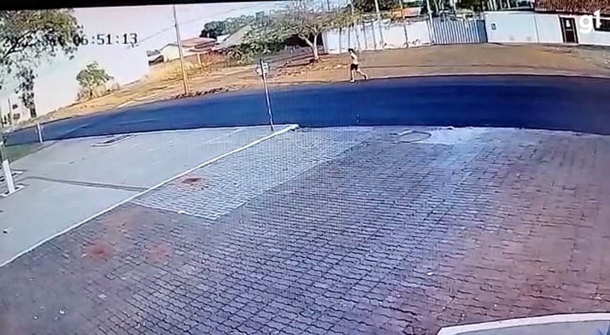 Vídeo mostra momento em que mulher é atropelada por caminhonete em Porto Nacional | Tocantins | G1