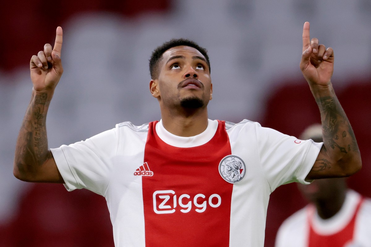 Danilo Pereira marca dois gols, Ajax goleia Barendrecht e avança na ...