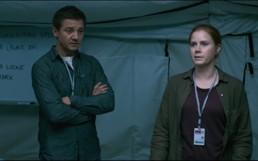 Amy Adams é a única pessoa que pode salvar a Terra dos alienígenas no ...