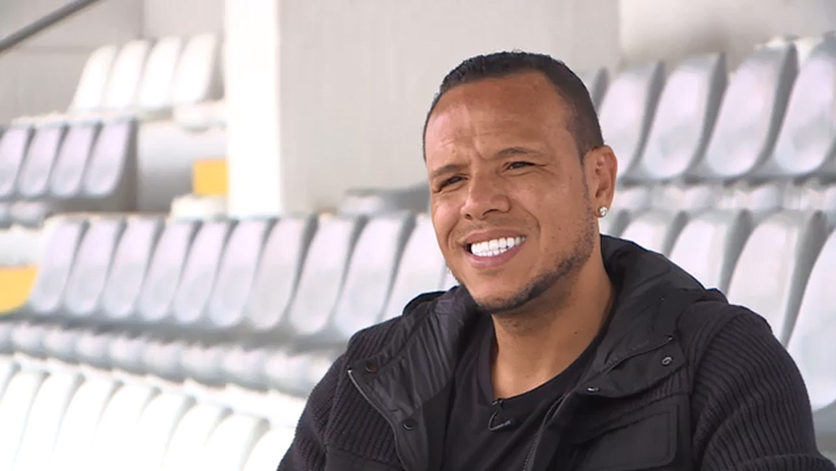 Luis Fabiano comenta sobre futuro em live: "Tenho o desejo de terminar ...