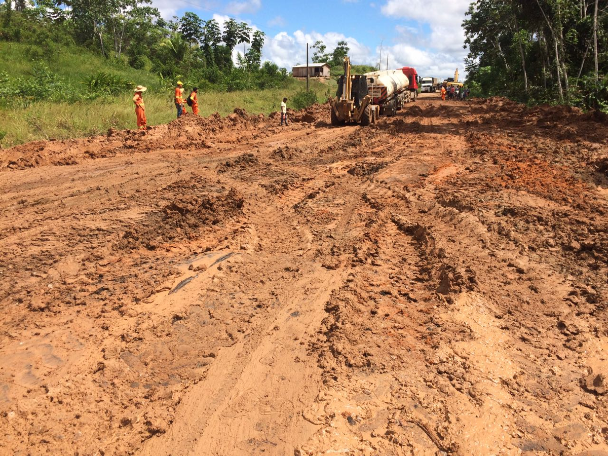 No AC, atoleiro interdita rodovia por quase três dias e gera fila de ...