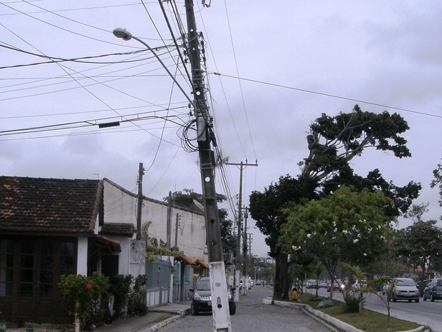G1 - Postes continuam no meio de ruas em distrito de Casimiro de Abreu ...