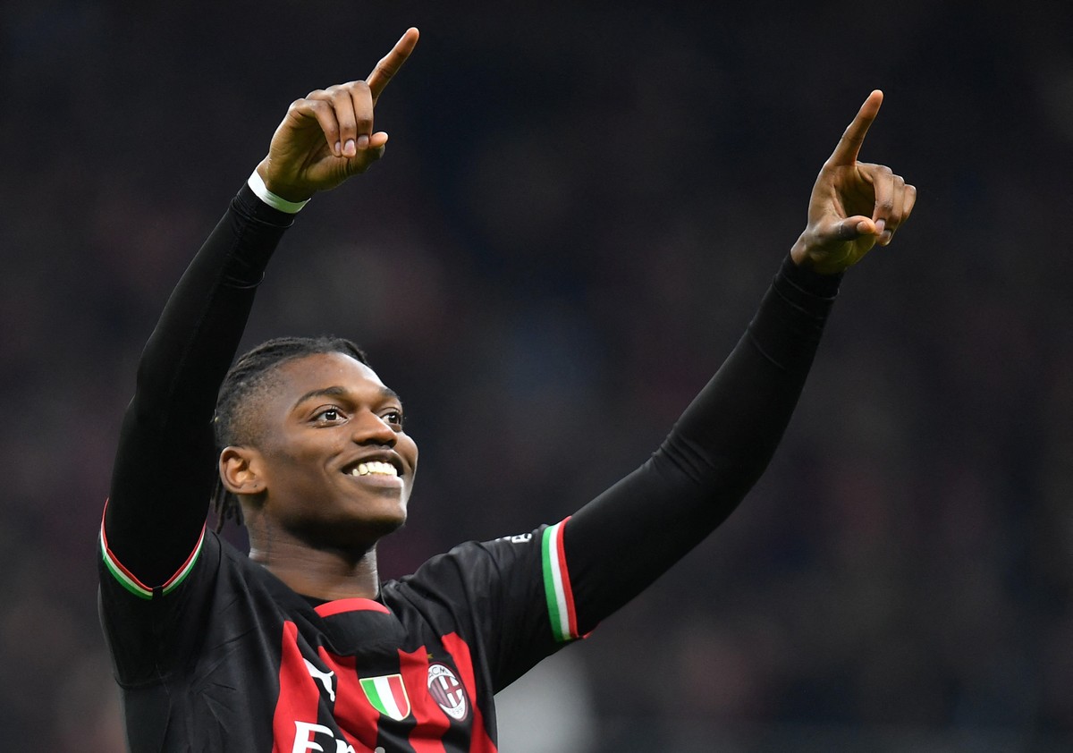 Milan vence Fiorentina e segue à caça do líder Napoli no Italiano ...