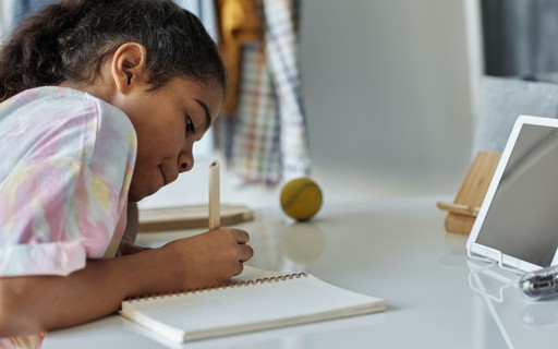 Mãe fica furiosa após filha ser punida por levar tablet com menos de 97 ...