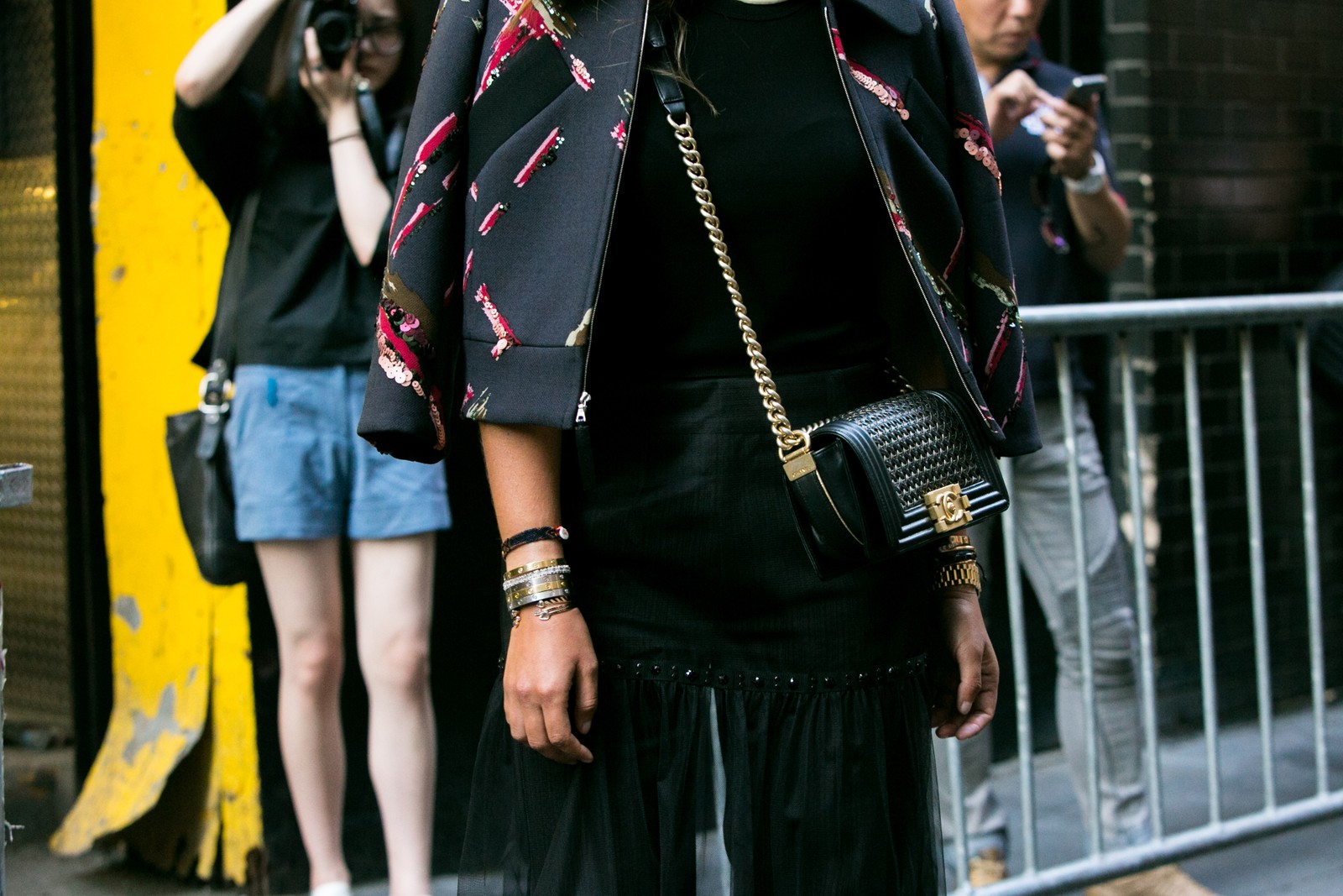 Street style: a ordem é não ter ordem no último dia da NYFW | Tendência | Vogue