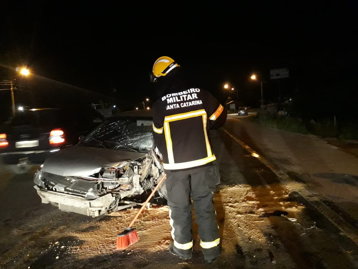 Três carros se envolvem em acidente na BR-280 e sete pessoas ficam feridas | Santa Catarina | G1