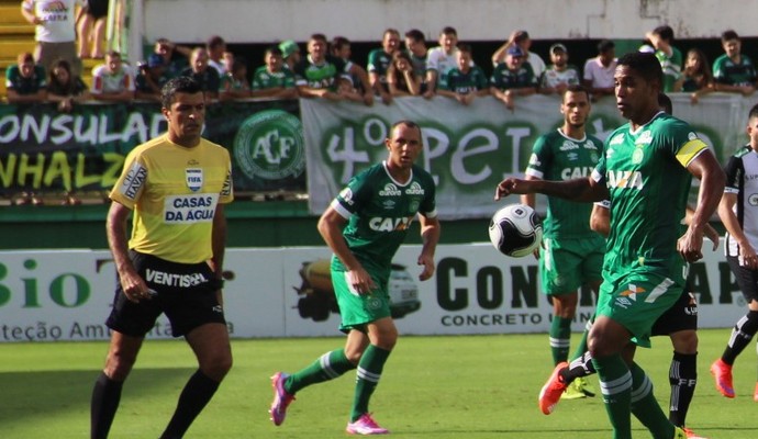 Capitão e bola no pé: Cleber Santana dá o ritmo e orienta os mais jovens