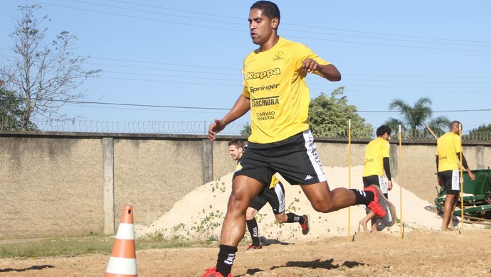 Liberado, Cleber Santana deve chegar a Chapecó nesta terça para exames