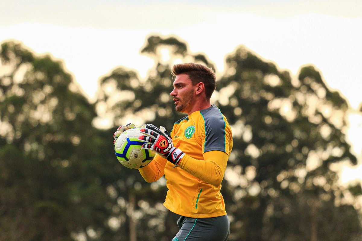 João Ricardo volta a treinar na Chape após suspensão preventiva ser ...