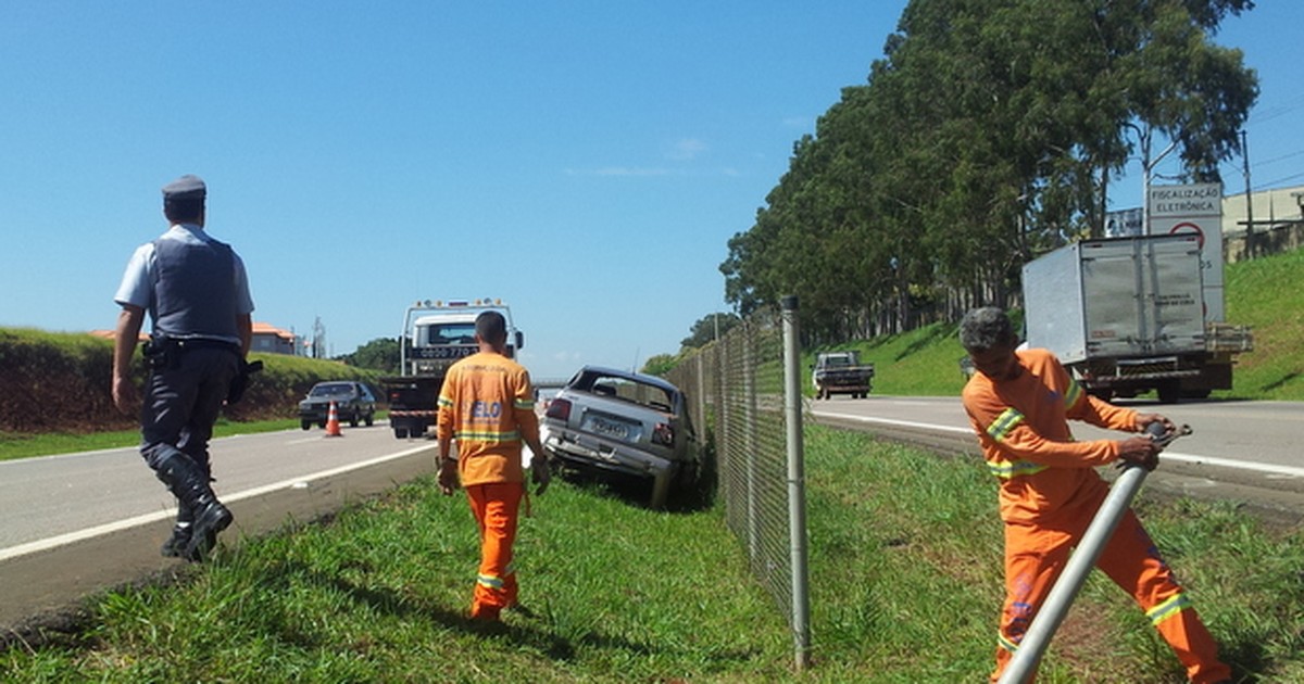 G1 - Motorista capota carro três vezes em rodovia e sai ileso em Piracicaba, SP - notícias em ...