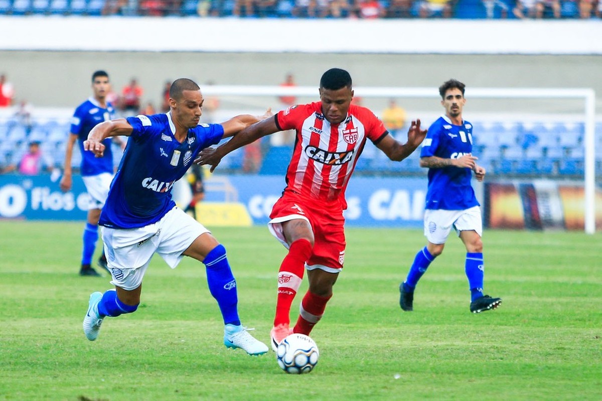 Iago treina com bola pela primeira vez após retorno ao Confiança ...