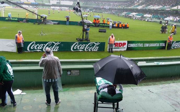 Sob chuva, torcedor símbolo do Coxa comemora permanência na Série A