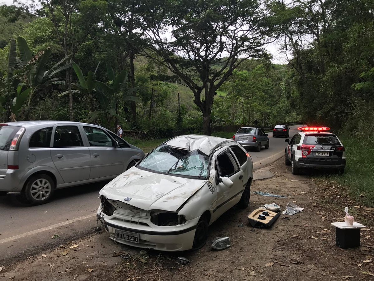 Carro capota e deixa seis feridos na SP-50 em Monteiro Lobato | Vale do Paraíba e Região | G1