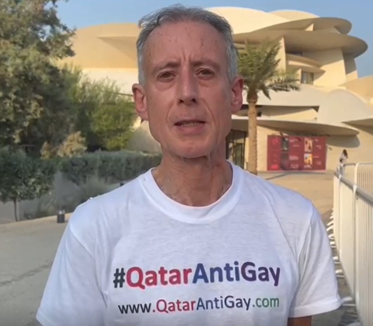 Ativista de direitos LGBTQIA+ afirma ter sido detido no Catar por ...