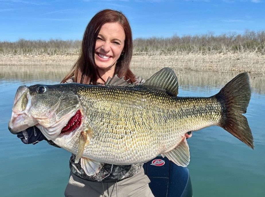 Pescadora profissional quebra recorde mundial ao fisgar peixe de 5,5 kg ...