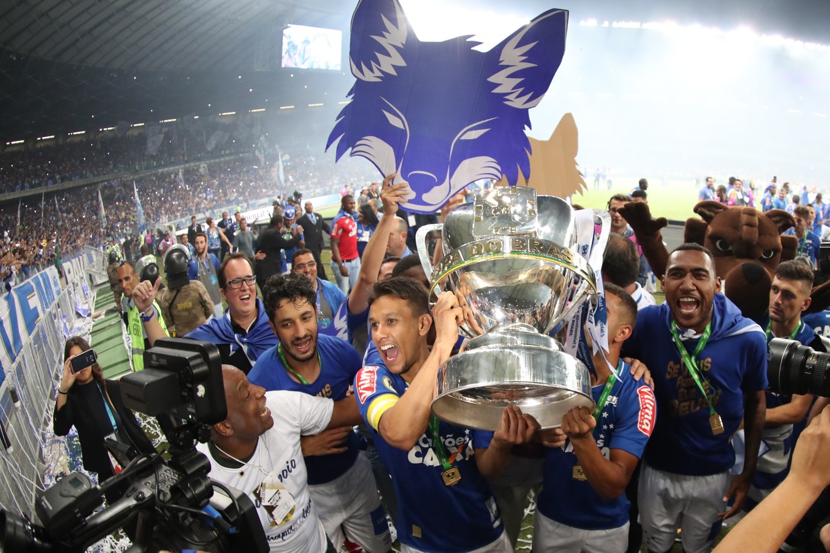 Campeões, cascudos e novatos: o perfil do atual elenco do Cruzeiro para ...