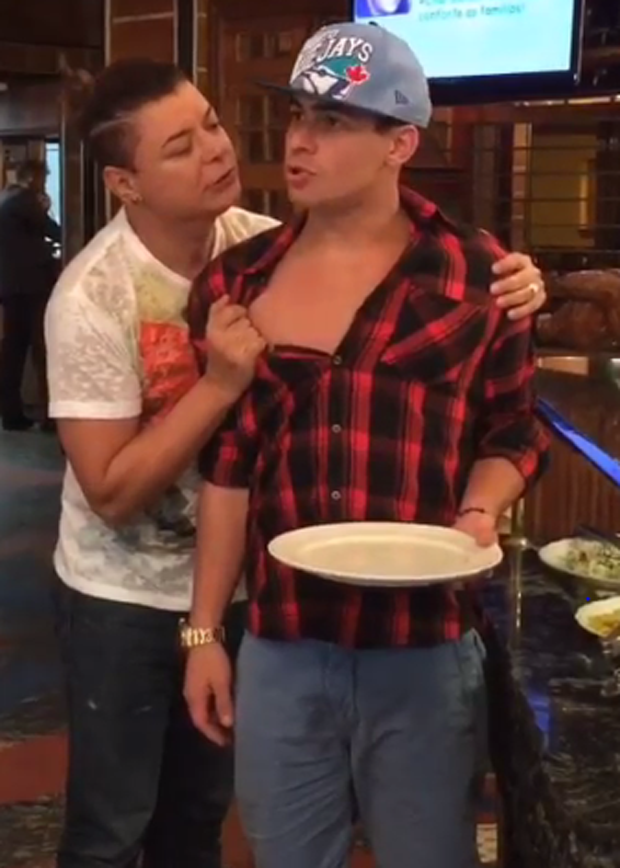 David Brasil dá cantada em Thiago Martins e recebe um "não estou a fim ...