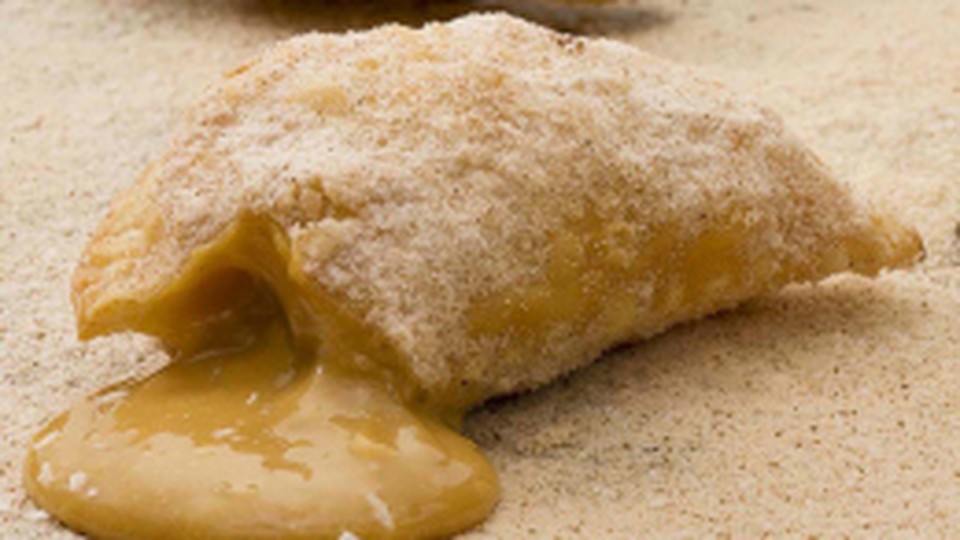 Pastel de doce de leite com coco - Receitas - GNT