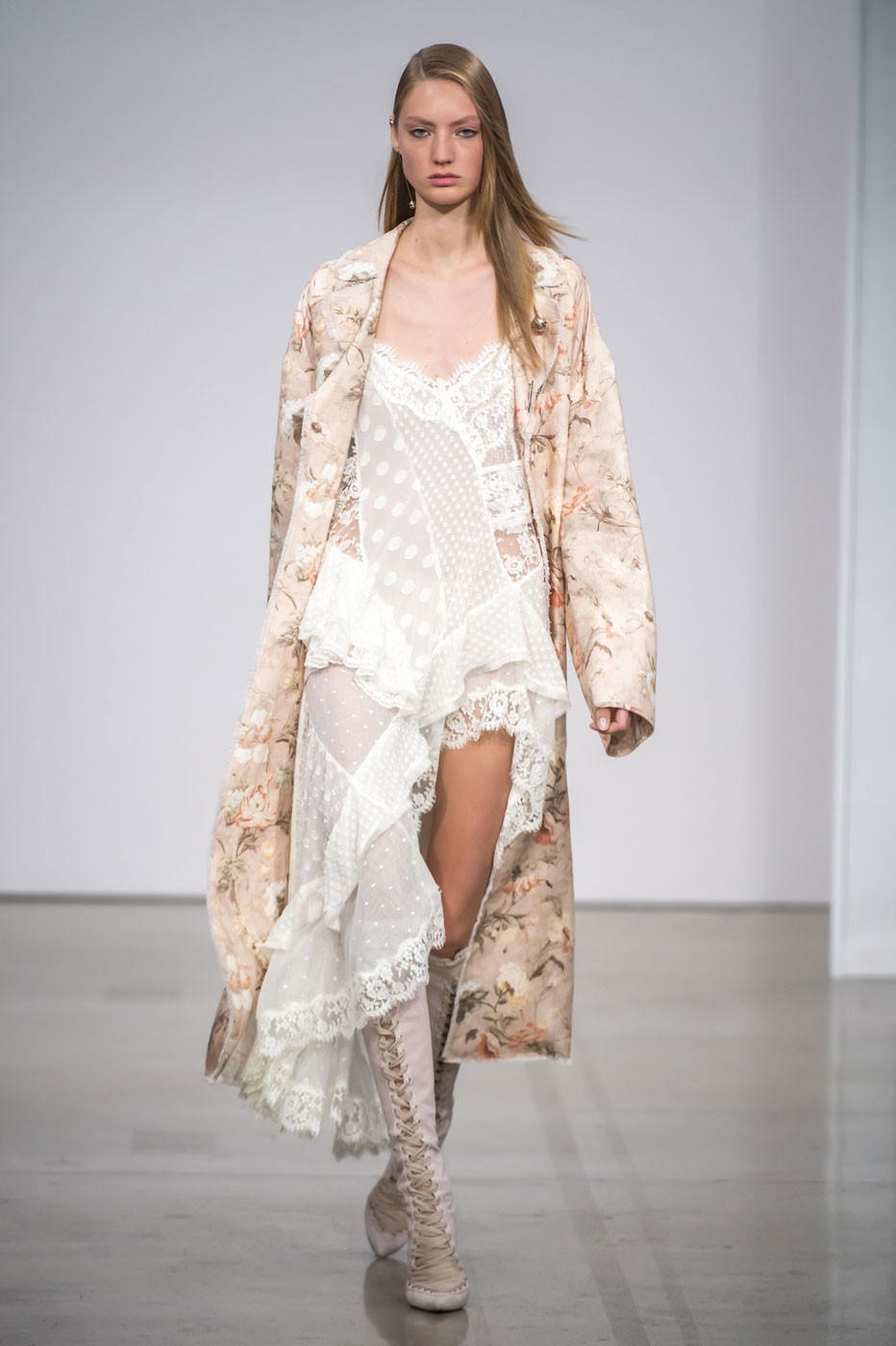 Zimmermann atualiza o boho com alfaiataria | Desfiles | Vogue