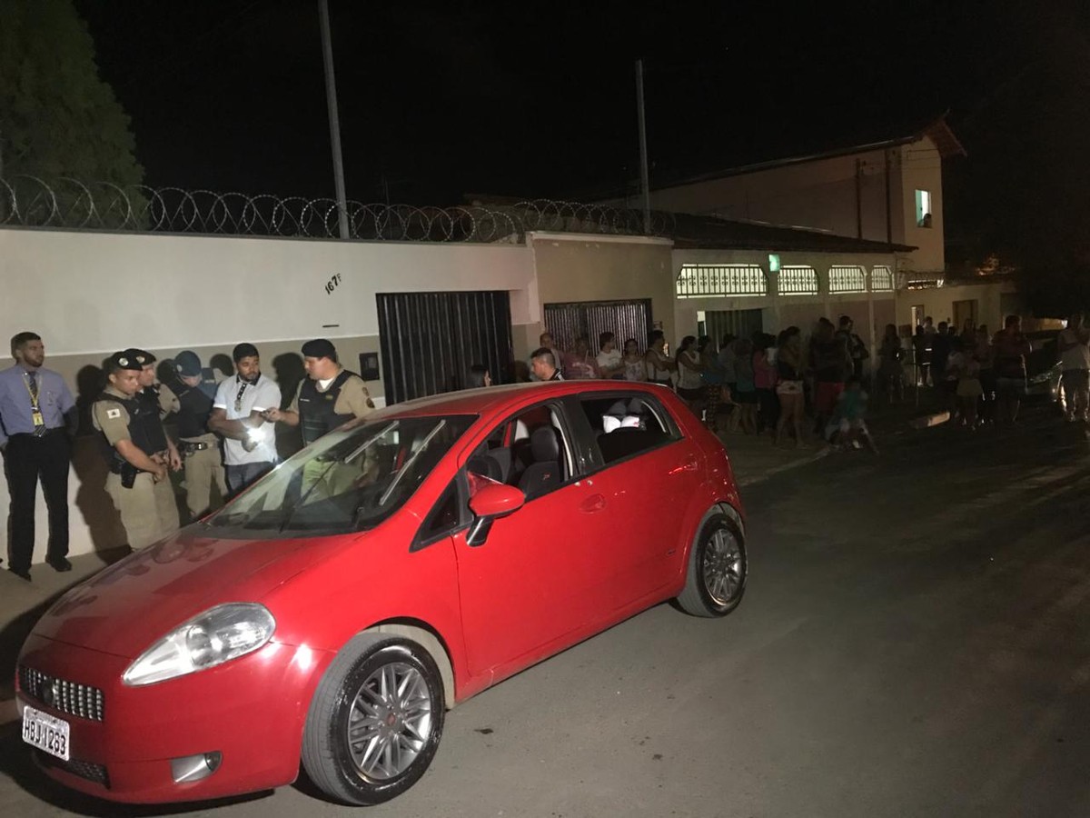 Homem é Assassinado Dentro De Carro Ao Sair De Casa Para Trabalhar Em