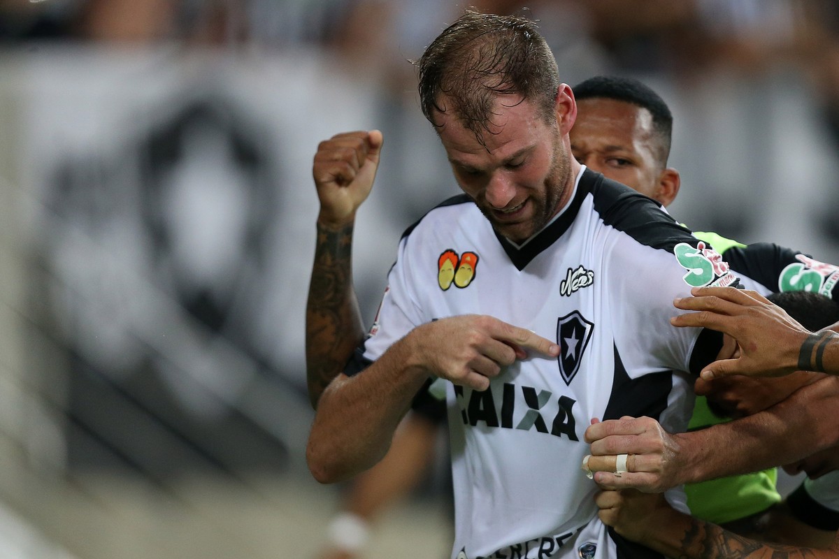 Mais dois anos com o xerife: Carli renova até dezembro de 2020 ...