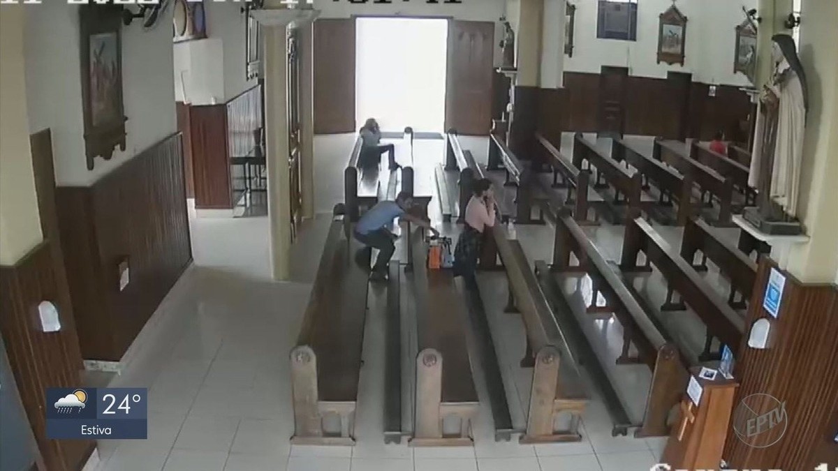 VÍDEO: mulher tem bolsa furtada enquanto rezava ajoelhada em igreja, em ...