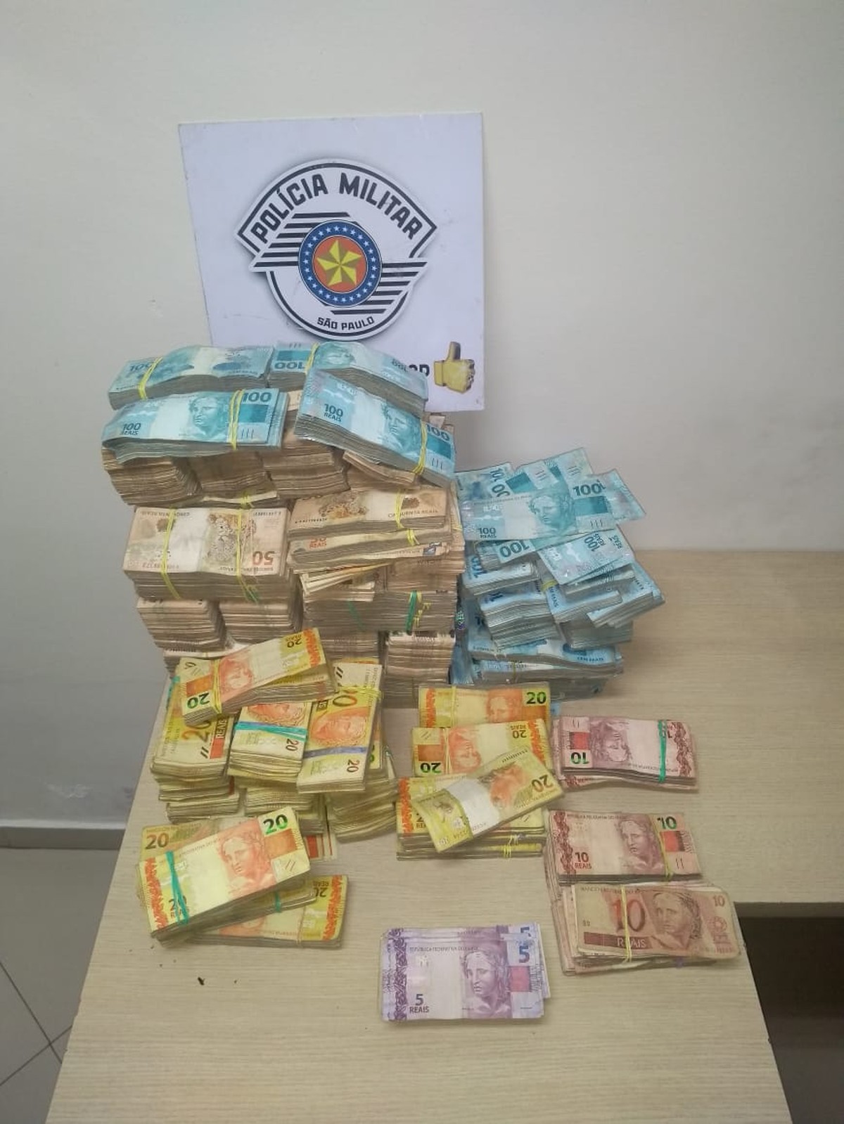 Polícia Apreende Mais De R 1 Milhão Em Dinheiro Escondido Em Caminhão