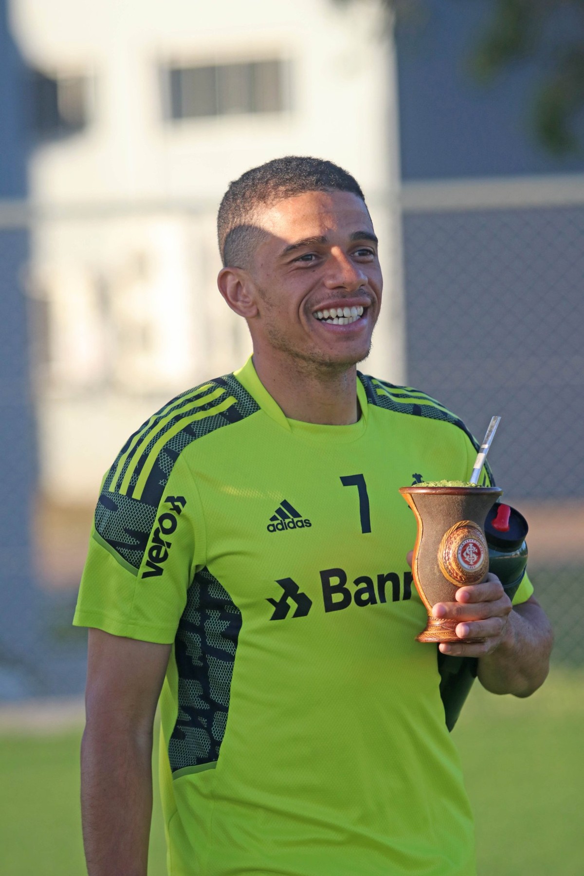 Taison para por pelo menos 10 dias no Inter; lateral da base vira opção ...