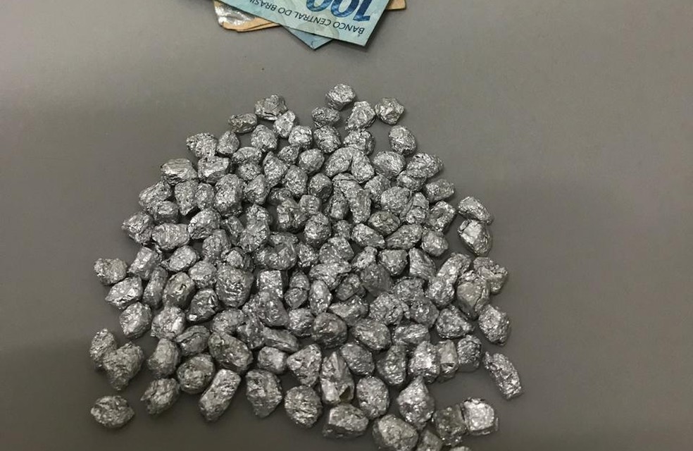 Adolescente é detida com mais de 130 pedras de crack dentro da bolsa em ...