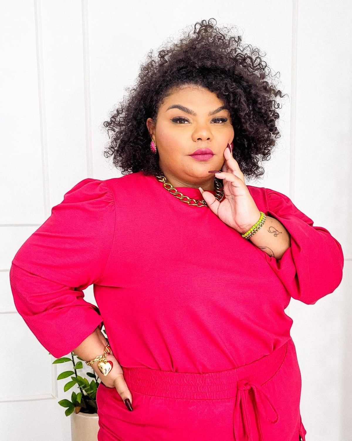 Flora Cruz posa com peça underwear em varanda e para a web ...