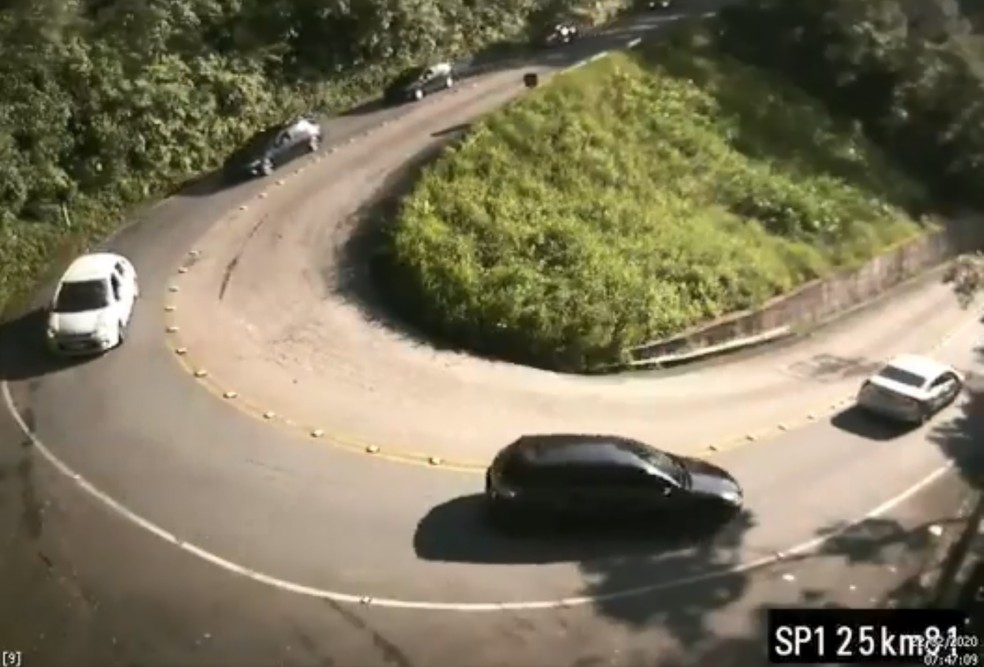 Rodovia Oswaldo Cruz tem lentidão no trecho de serra em Ubatuba ...