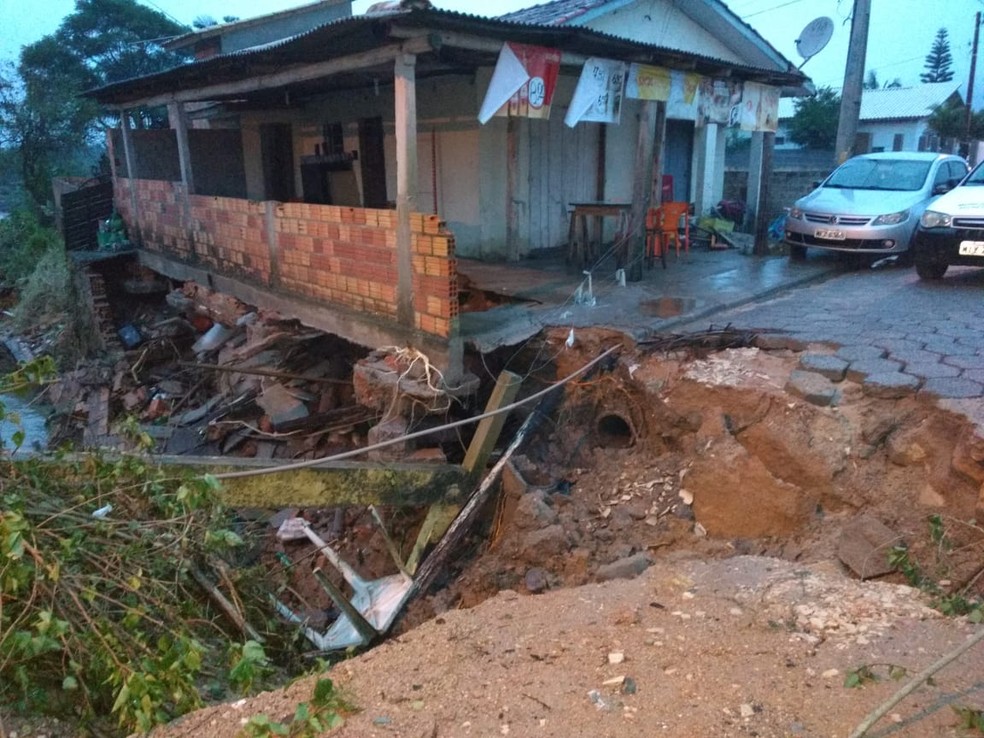 Com prejuízos provocados pela chuva em estradas e pontes, Sangão ...