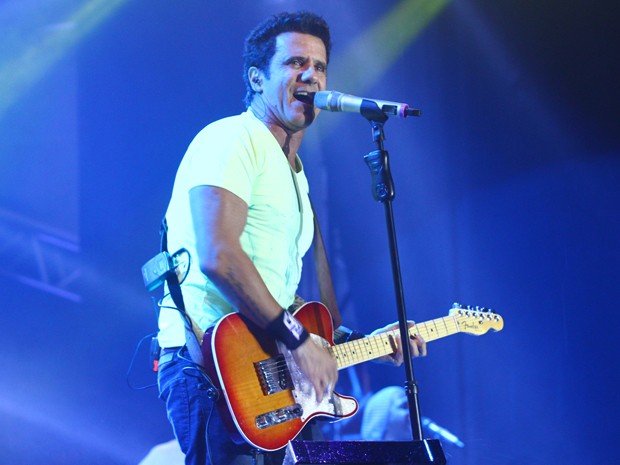 G1 - Tuca faz foliões dançarem debaixo de chuva com o hit 'Praieiro ...