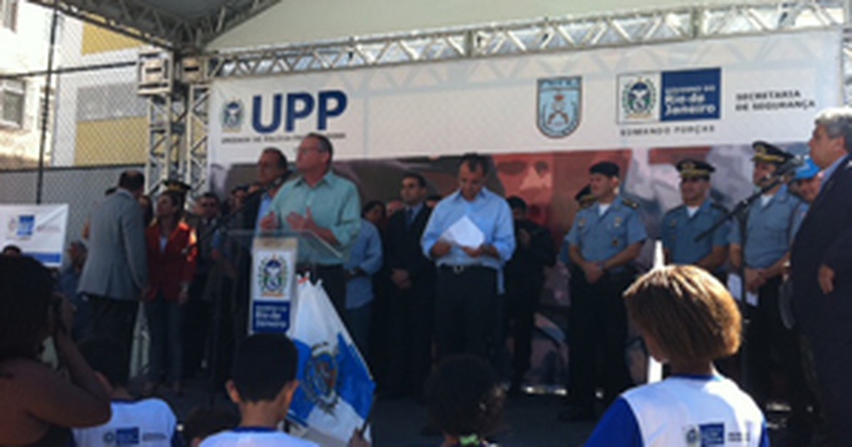 G1 - Cabral inaugura UPPs na Penha e diz que PM ocupará local de vez ...