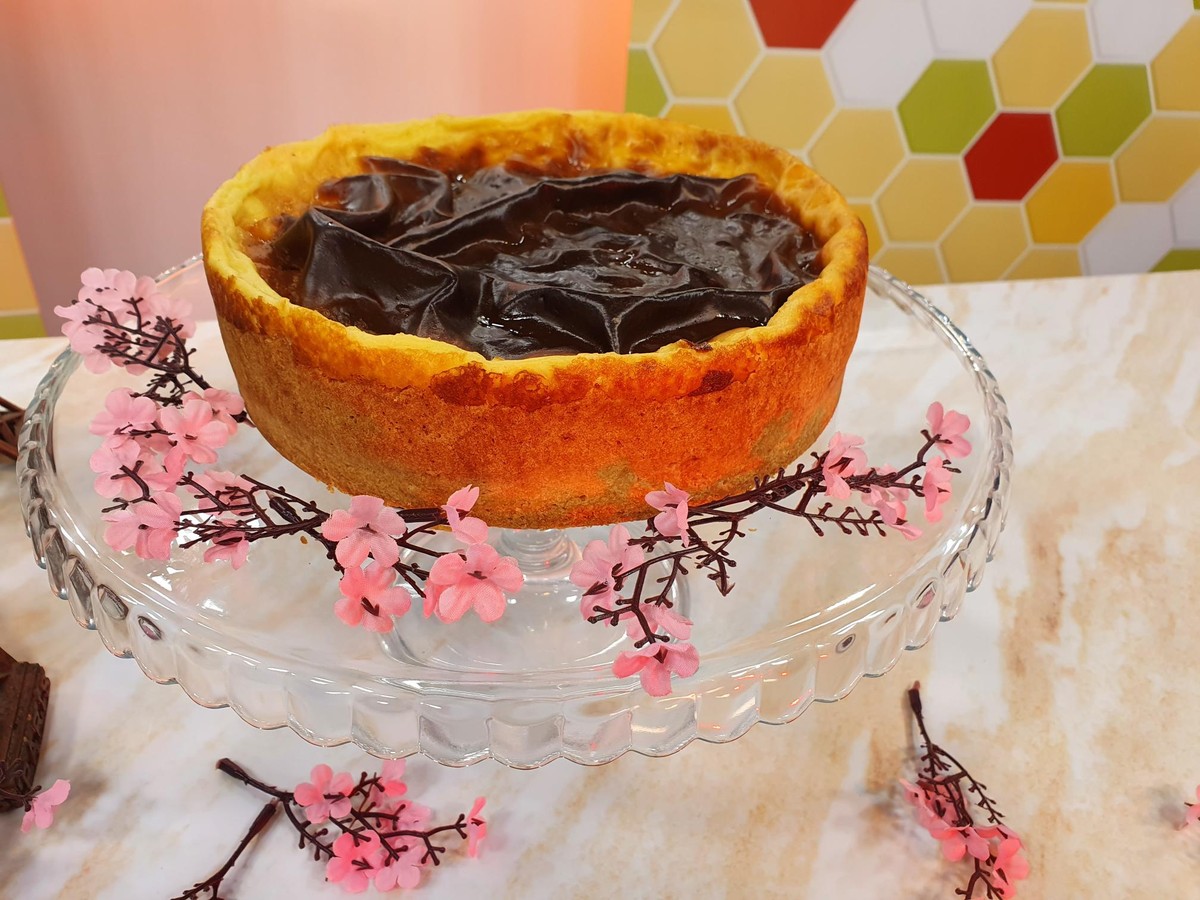 Flan parisiense é uma torta francesa de creme, com textura suave e ...