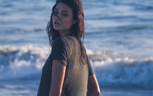 Modelo Brasileira Posa Só De Camiseta Molhada Em Clique Sensual Quem Quem News