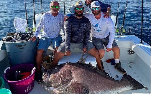 Filho de Tom Cruise fisga peixe de 136 kg e ganha competição de pesca ...