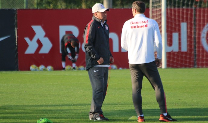Com palestra no gramado, Celso Roth comanda 1º treino com bola no Inter