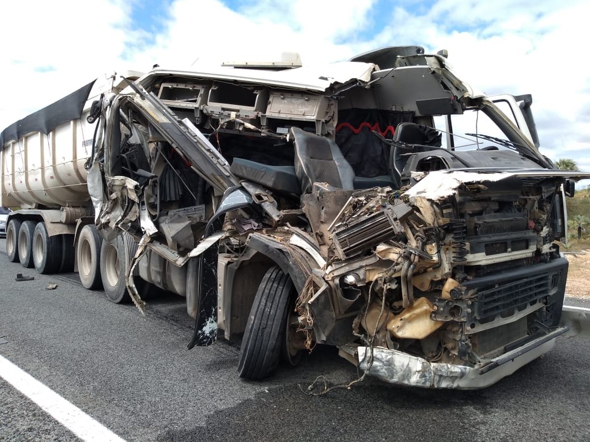 Acidente entre dois veículos da Polícia Rodoviária Estadual e duas ...