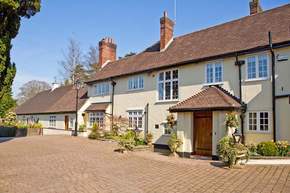 Mansão onde rei Arthur teria sido enterrado é colocada à venda por R$ 4 ...